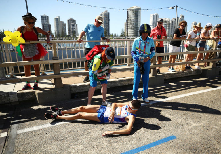Marathon runner Callum Hawkins collapses in final kilometres of ...