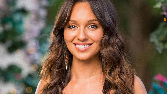 Bachie’s Bella Varelis Steps Out With Entirely New Look